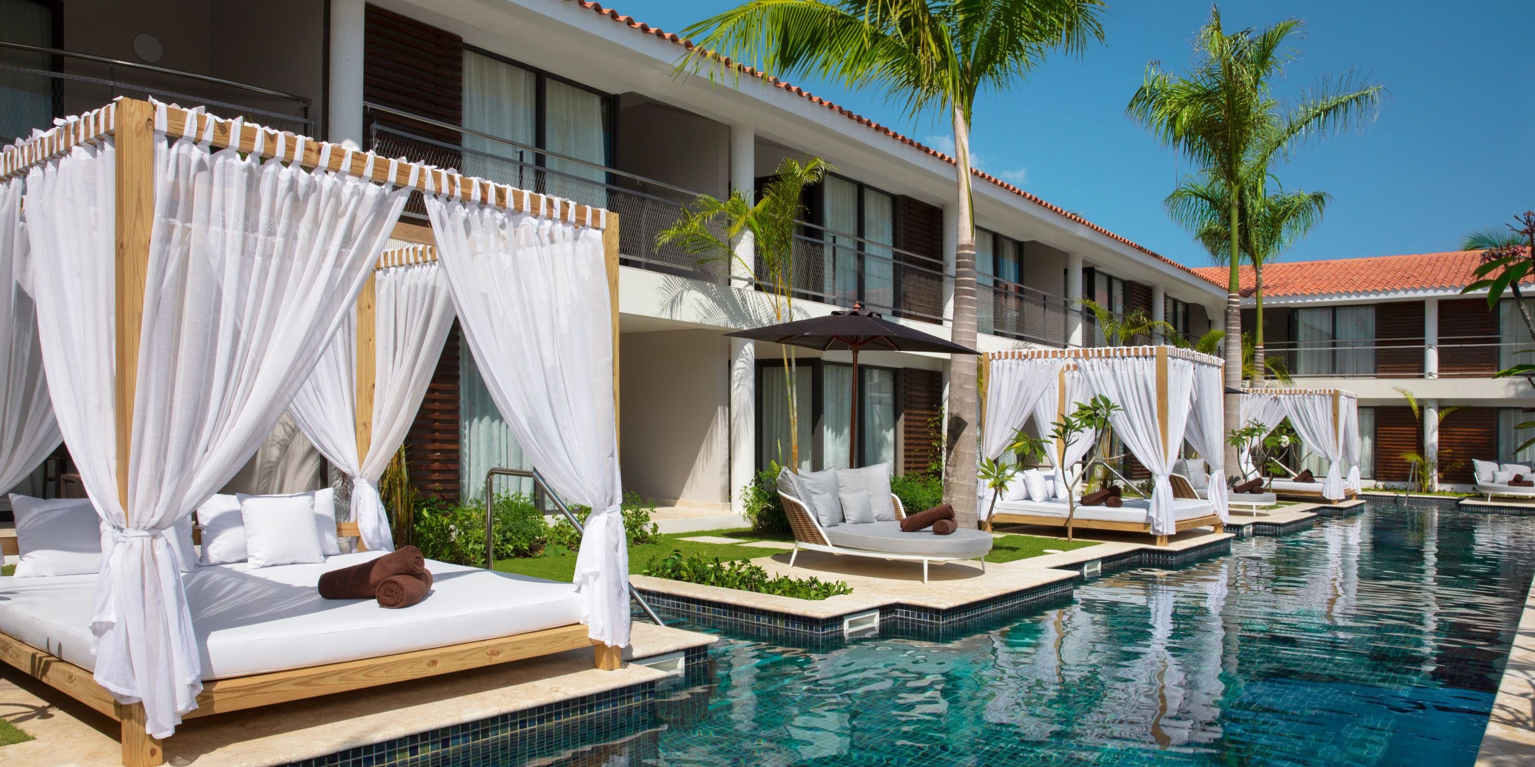 Cornice-and-Shawn-Dreams-Flora-VowRenewal | Destify Destination Wedding